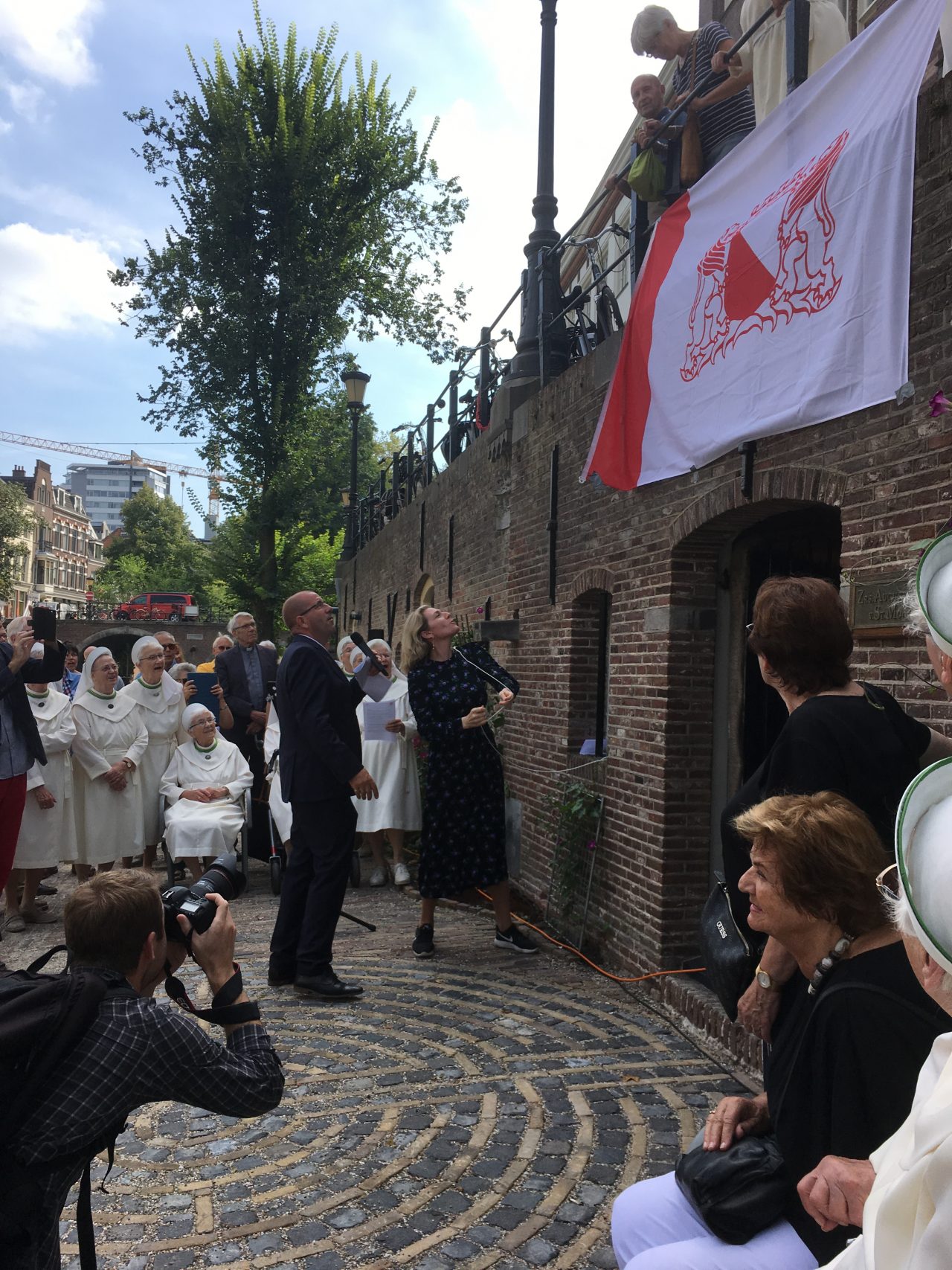 Labyrint feestelijk onthuld | Zusters Augustinessen